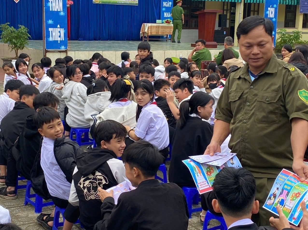 Tạo “Vành đai an toàn” cho học sinh: Công an xã Vu Gia khởi động ra mắt mô hình đảm bảo an ninh ...